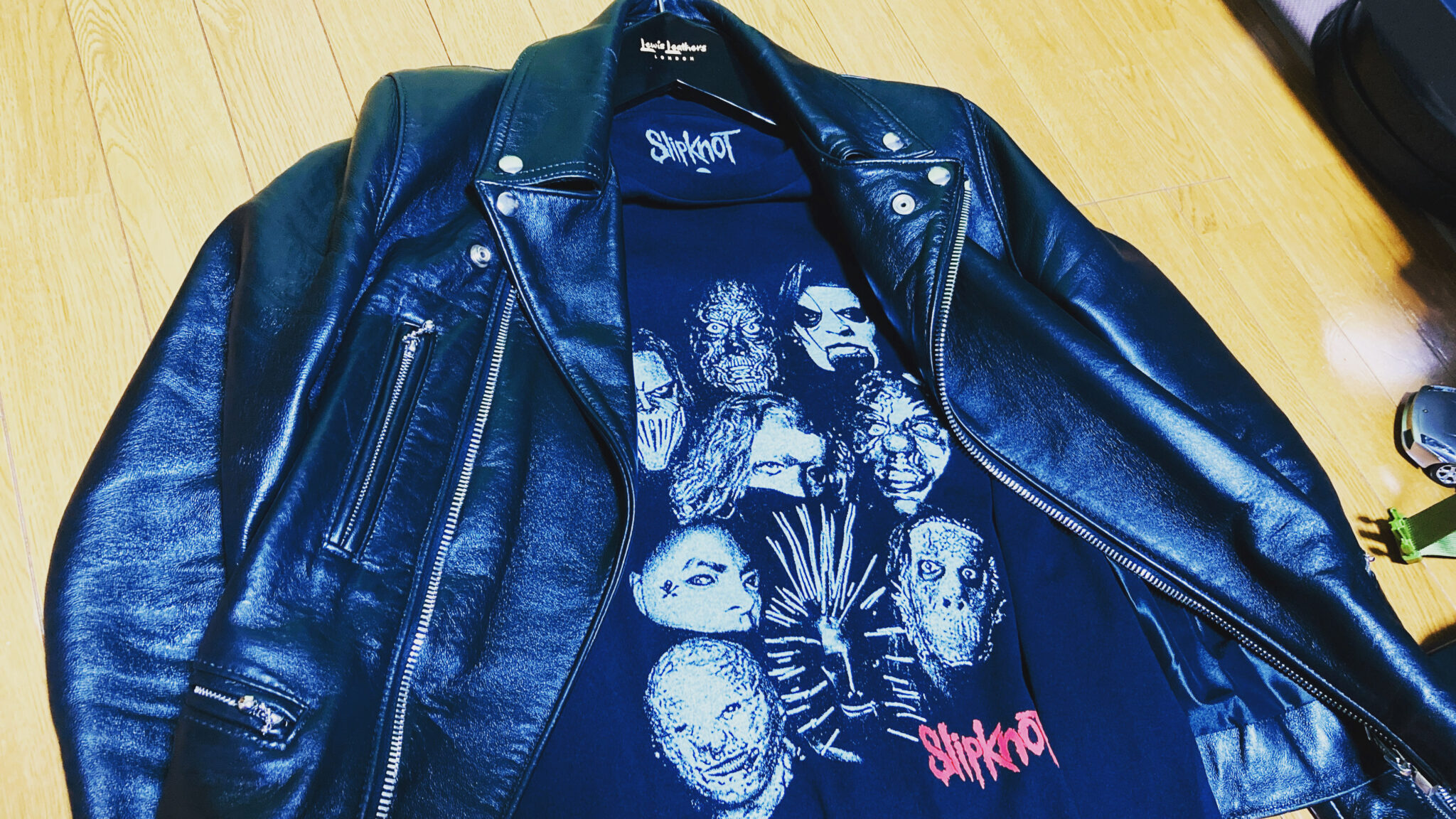 夏の革ジャンコーデはバンドTシャツでキメる | 革ジャントラベラー:JASCON